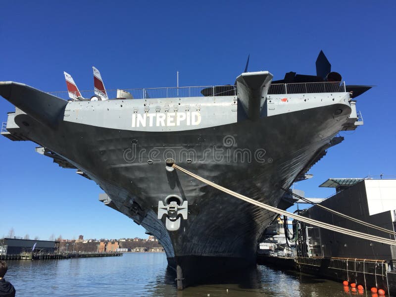 Het Militaire Slagschip Die Sleepboten Met Behulp Van Gaat Naar De ...