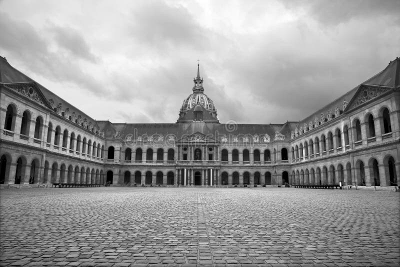 Paris - Canon Dans Ecole Militaire Image stock - Image du arme, armée ...