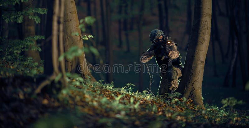 Militaire Soldaat in Actie stock afbeelding. Image of aanval - 70210815