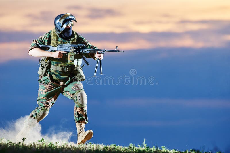 Militaire Soldaat Met Machinegeweer Stock Foto - Image of ...