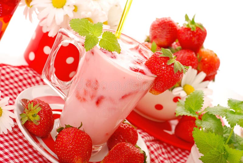 Milkshake de la fresa imagen de archivo. Imagen de batido - 20047889
