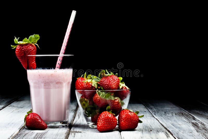 Milkshake de la fresa imagen de archivo. Imagen de sacudida - 23678145