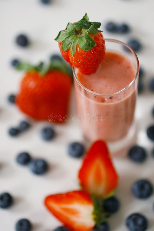 Milkshake de la fresa imagen de archivo. Imagen de fruta - 3954071