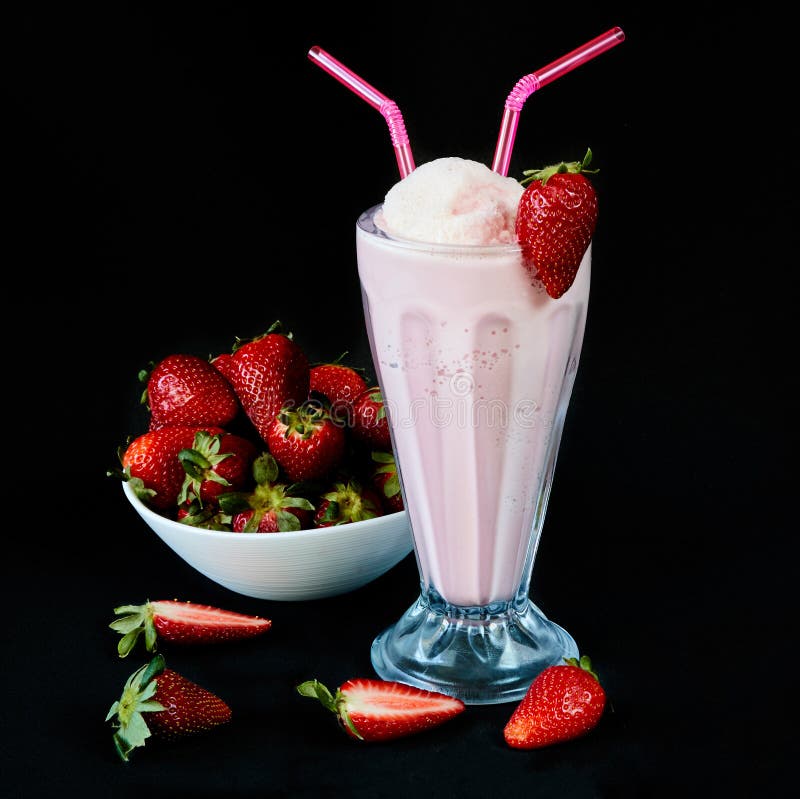 Milkshake De Morango Com Xarope De Morango Decorado Com Fruta Imagem de ...