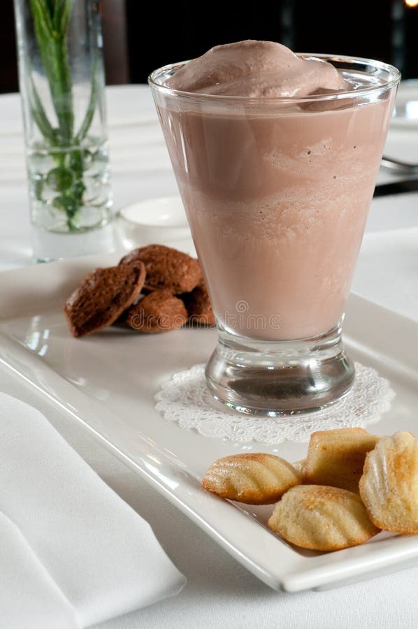 Milkshake y galletas foto de archivo. Imagen de nadie - 16447046