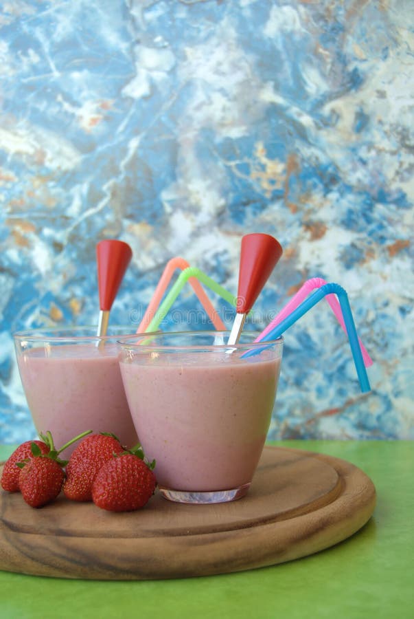 Milkshakes de la fresa foto de archivo. Imagen de fresas - 14474886
