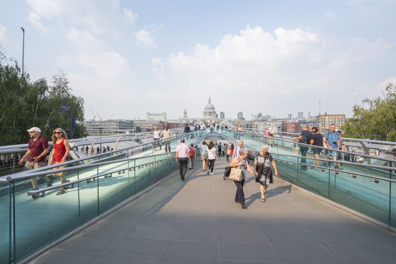 Millennium Bridge Over River Thames in London - LONDON, ENGLAND ...
