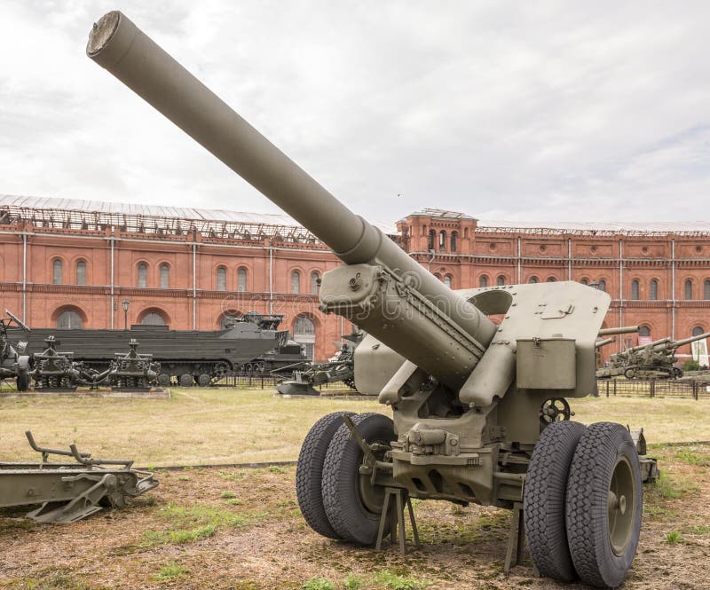 Amerikanische Haubitze Steht Auf Einem Schlachtfeld Stockbild - Bild ...