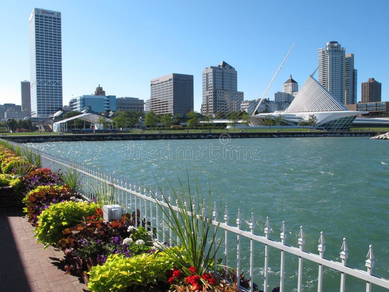 Milwaukee city skyline editorial stock image. Image of green - 21093739