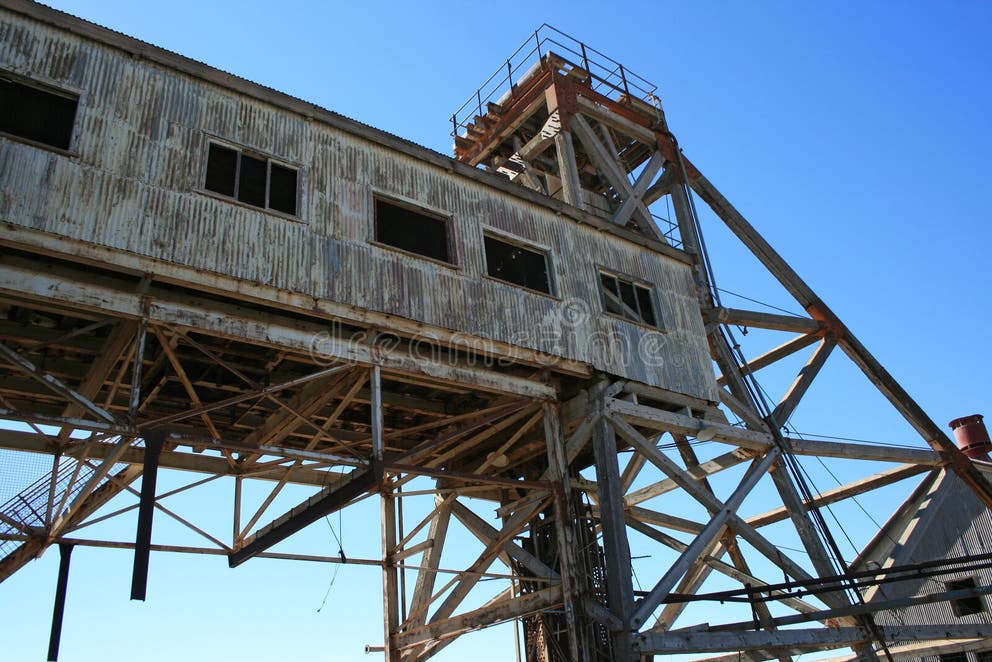 Mina Averiada En Colina Quebrada Imagen de archivo - Imagen de puerta ...