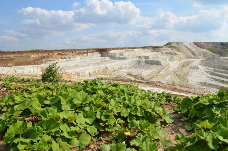 Mineração do caulim imagem de stock. Imagem de emenda - 33149333