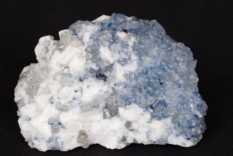 Mineral Azul Del Halite En Negro Imagen de archivo - Imagen de mineral ...