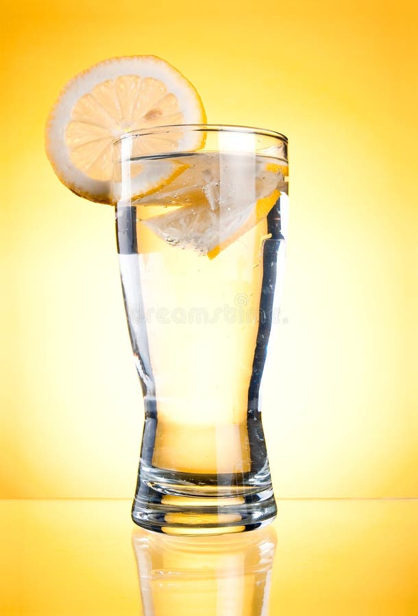 Mineralwasser Im Glas Mit Einer Zitrone Stockfoto - Bild von zitrone ...