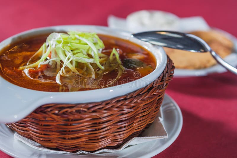 Minestra Con Cavolo in Un Piatto Di Vimini Fotografia Stock - Immagine ...