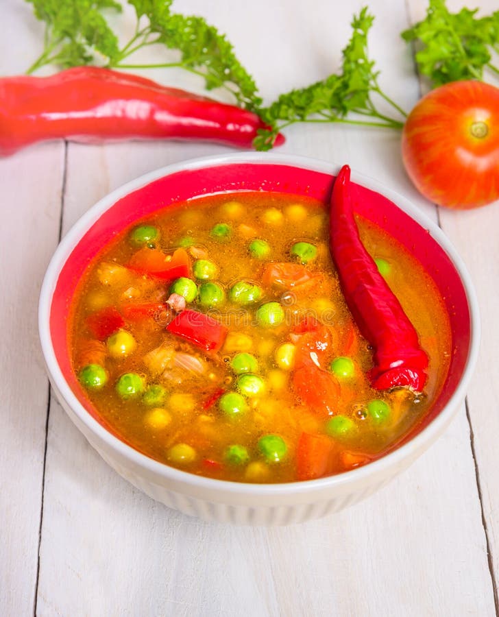 Minestra Del Minestrone Sulla Tavola Di Legno Scura Con Il Cucchiaio D ...