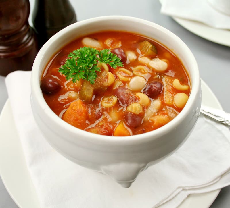 Minestrone-Suppe stockfoto. Bild von köstlich, gesund - 8765992