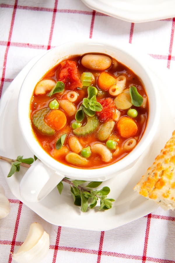 Minestronesuppe stockfoto. Bild von suppe, schüsseln, gesund - 9135212