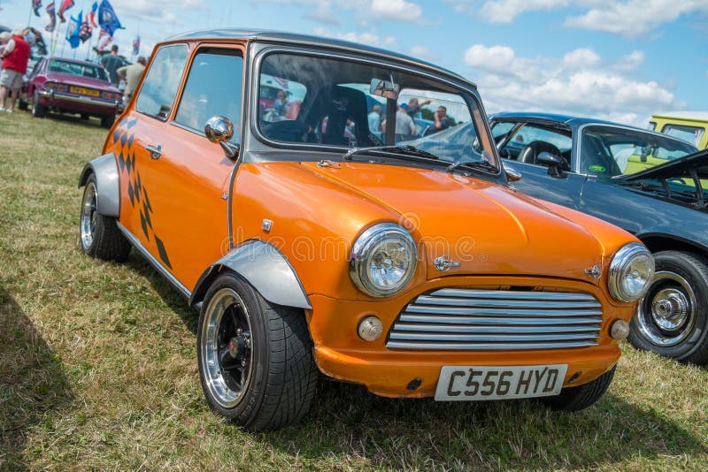 Mini Classico Arancio Con Il Cofano Aperto Fotografia Stock Editoriale ...