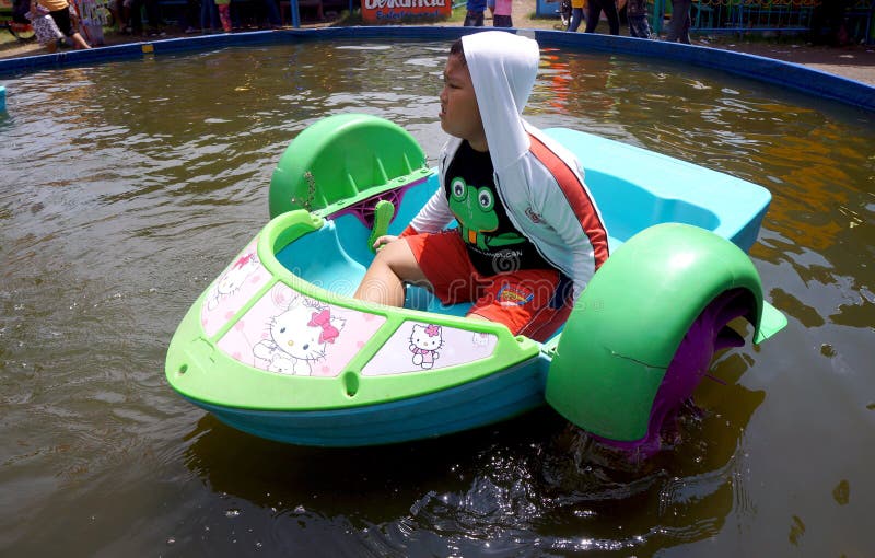 Mini barco fotografía editorial. Imagen de central, juego - 48300032