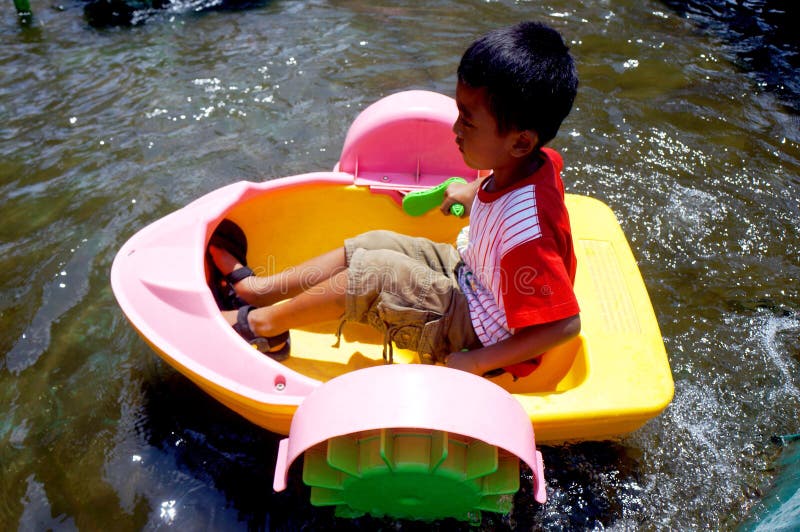 Mini barco imagen de archivo editorial. Imagen de ciudad - 48300054