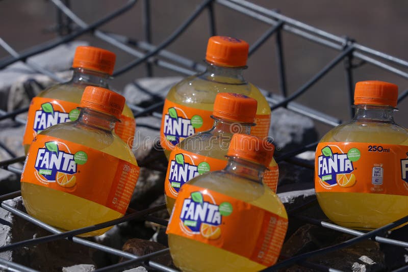 Paquete De 6 Fanta, Mini Botellas, Bola De Fanta Imagen editorial ...