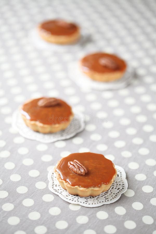 Mini Caramel Pies Met Karamelbovenste Laagje Stock Afbeelding - Image ...