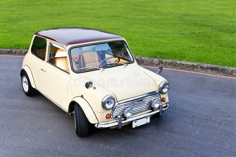 Mini carro branco imagem de stock. Imagem de pouco, isolado - 942061