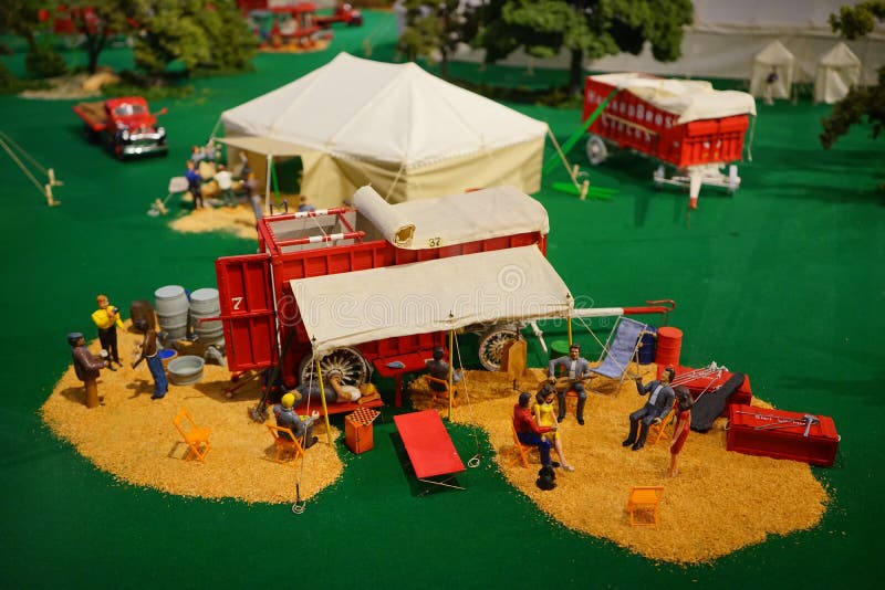 Mini Circus Statue: Rest Area Editorial Photo - Image of garden, estate ...