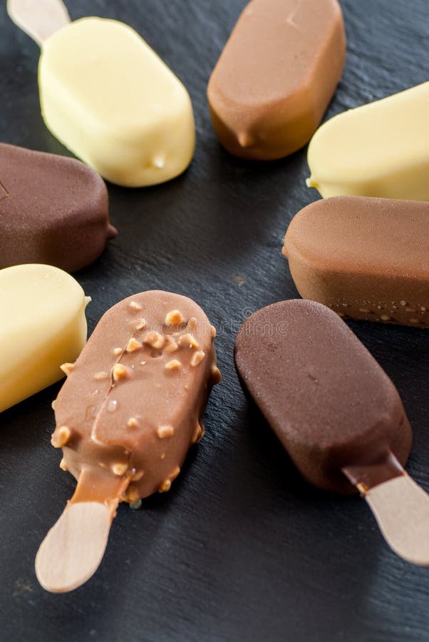 Mini Clasificada Helado En El Palillo En Negro Foto de archivo - Imagen ...