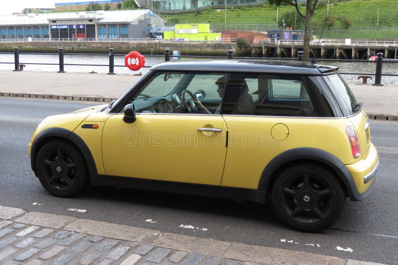 Gul Mini Cooper cabrio redaktionell foto. Bild av drev - 130024940