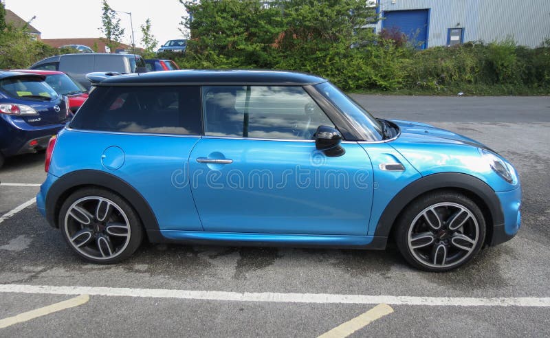 391 Mini Cooper Azul Fotos - Libres de Derechos y Gratuitas de Dreamstime
