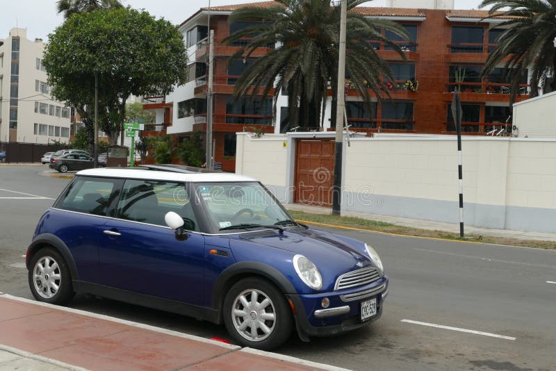 Mini Cooper Azul E Branco Estacionou Em Miraflores, Lima Fotografia ...