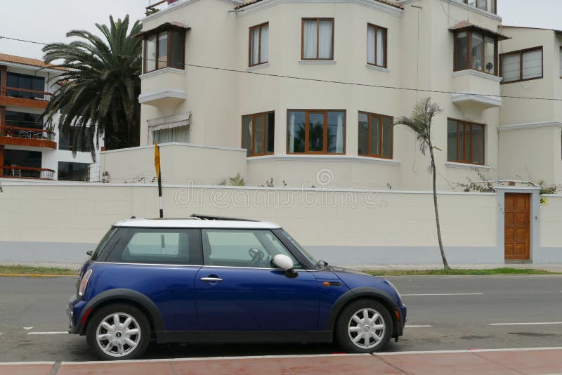 Mini Cooper Azul Y Blanco En Miraflores, Lima Imagen editorial - Imagen ...