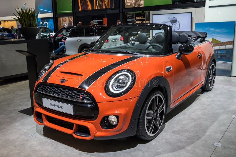 MINI Cooper SE EV elbil redaktionell foto. Bild av frankfurt - 160098485