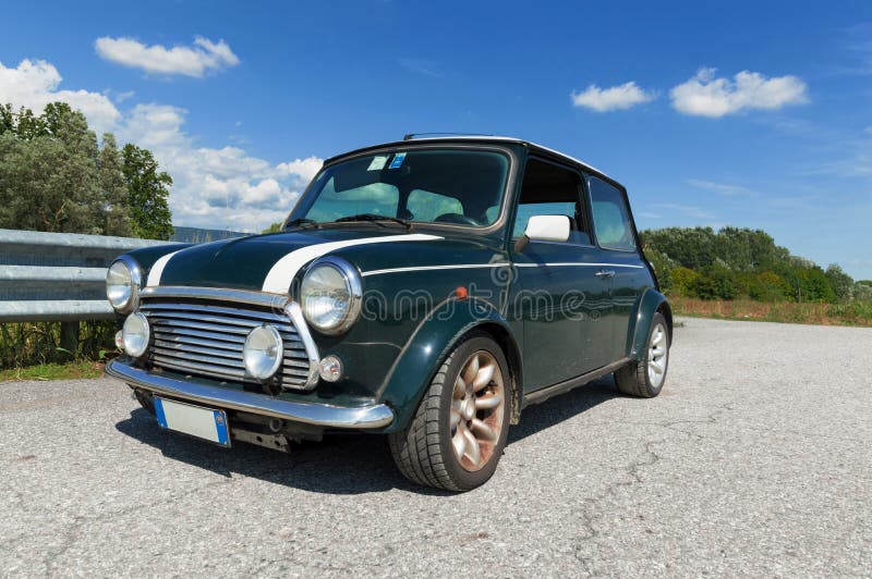 Mini Cooper clásico imagen de archivo. Imagen de coche - 58824477