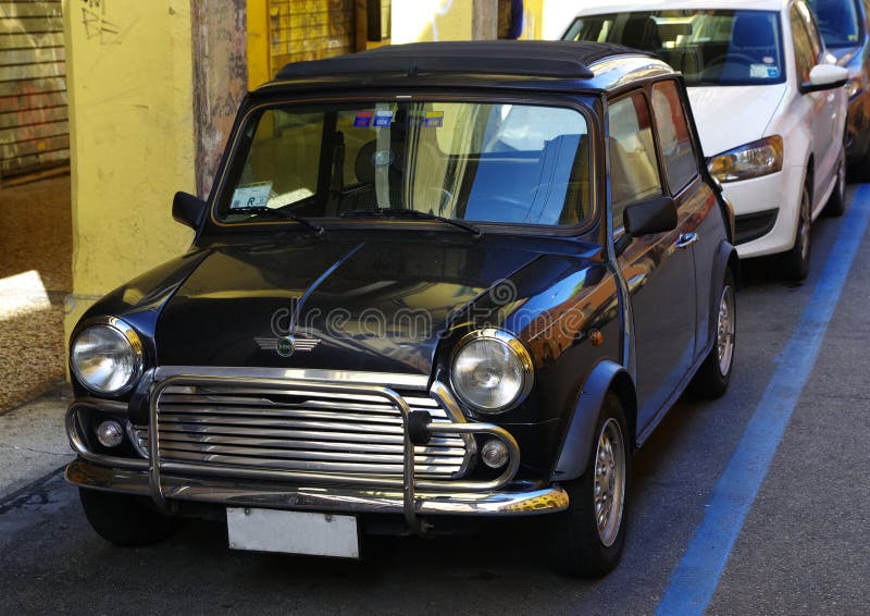 Mini Cooper Negro Con El Tejado Retractable Imagen de archivo editorial ...