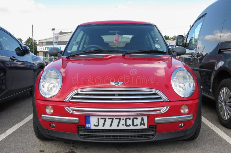 Mini Cooper rojo foto editorial. Imagen de nuevo, estacionarado - 117652726