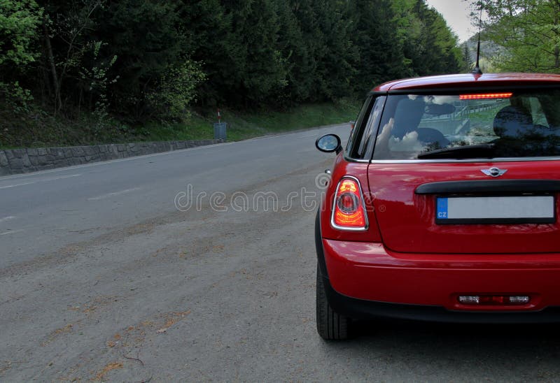 Mini Cooper rojo fotografía editorial. Imagen de coche - 121670417