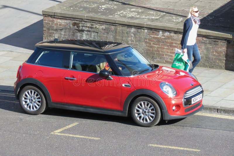 Mini Cooper rojo fotografía editorial. Imagen de europeo - 126722297
