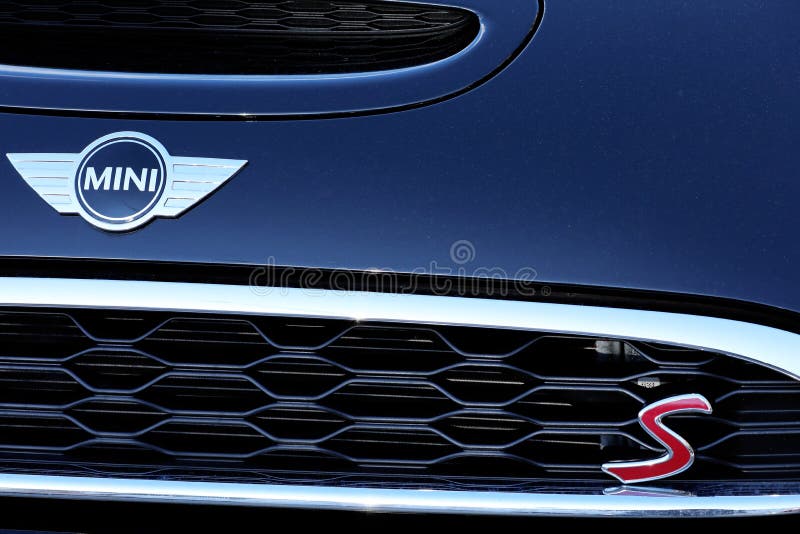 Mini Cooper S Front Emblem and Logo Foto editorial - Imagen de color ...