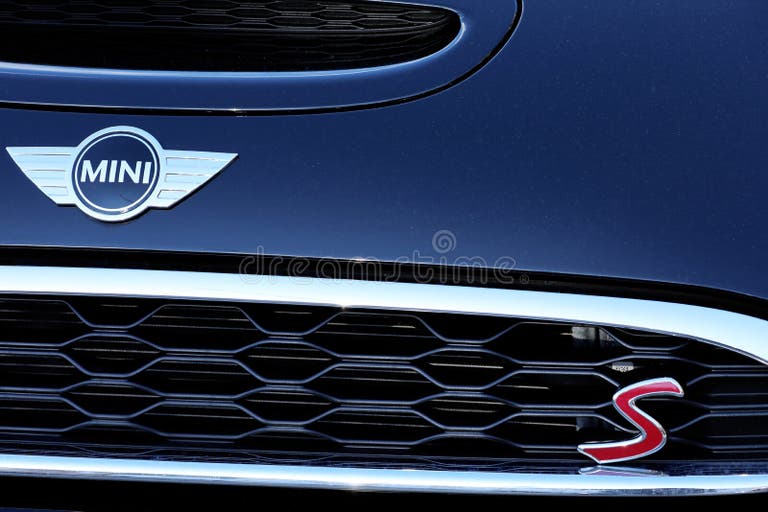 Mini Cooper S Front Emblem and Logo Redactionele Foto - Image of sluit ...