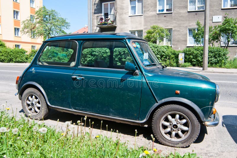 Viejo Morris Mini Cooper Verde Parqueó Fotografía editorial - Imagen de ...
