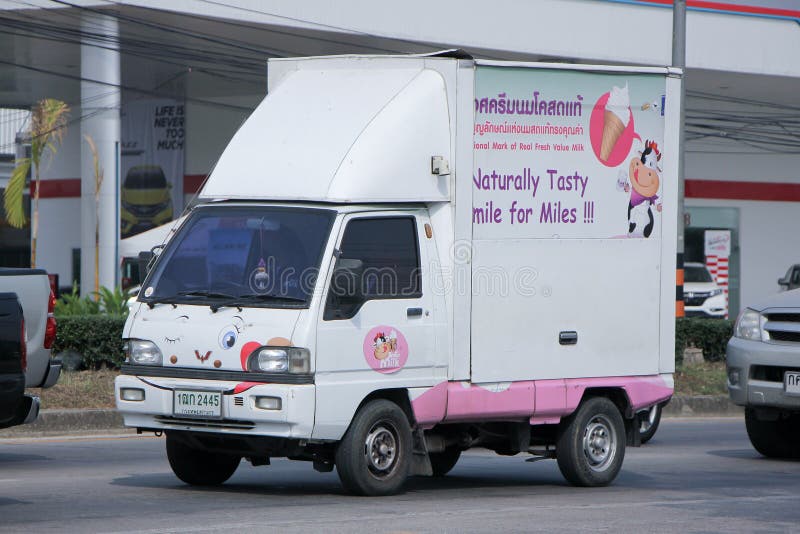 Mini Delivery Truck De La Leche De La Sonrisa Foto editorial - Imagen ...
