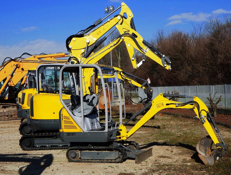 Mini Excavatrices De Différentes Tailles Photo stock - Image du mini ...
