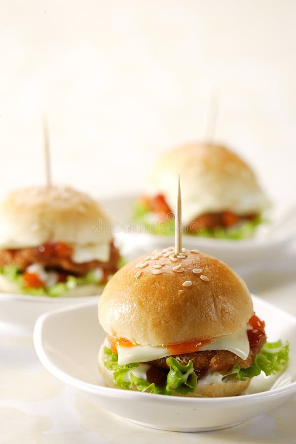 MINI BURGER DE POULET photo stock. Image du santé, frais - 21375620