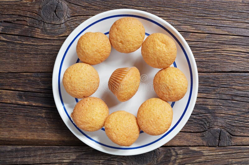 Mini molletes en placa imagen de archivo. Imagen de viejo - 125556481