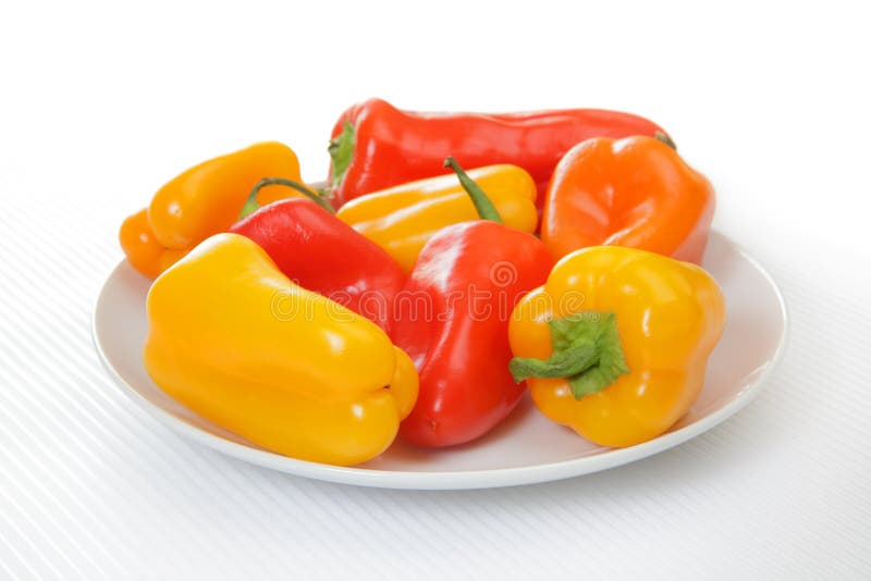 Mini paprikas multicolores foto de archivo. Imagen de placa - 25665058