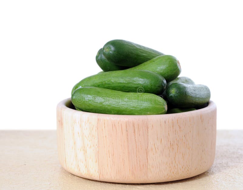 Mini pepino en la mano foto de archivo. Imagen de aislado - 162011384