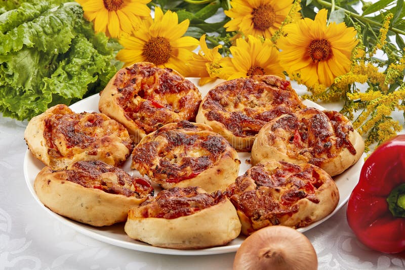 Mini Pizza Avec Le Foie De Morue Photo stock - Image of fromage, fleurs ...