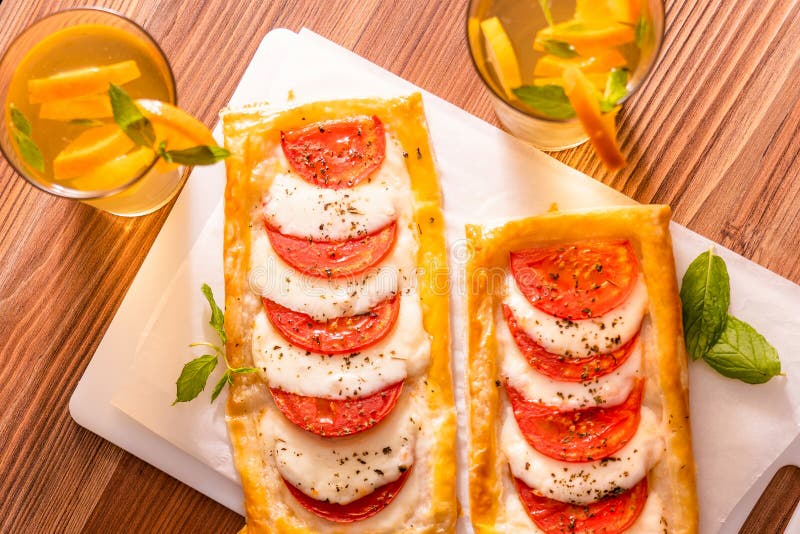 Mini Pizza Con Tomates Y Mozzarella. Limonada Casera Con Menta. Desde ...